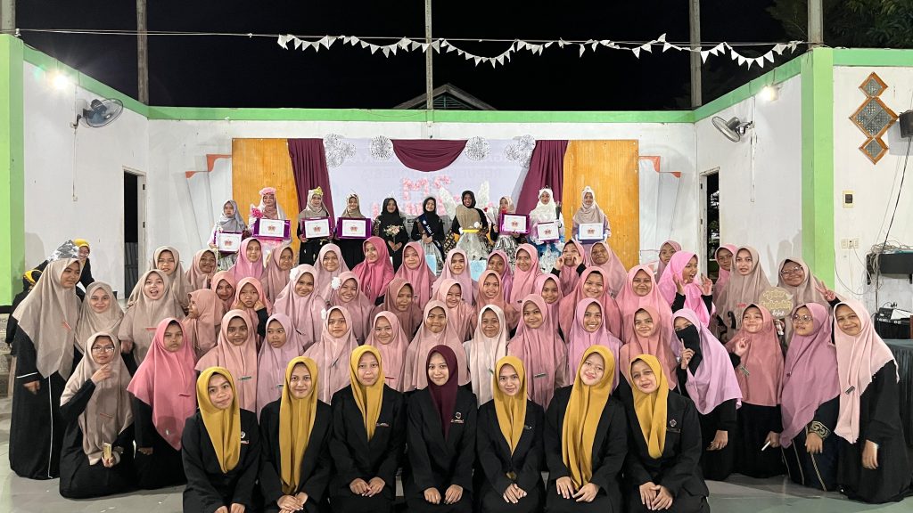 Miss Language 2025: Santriwati Al-Manar Tampil Memukau
